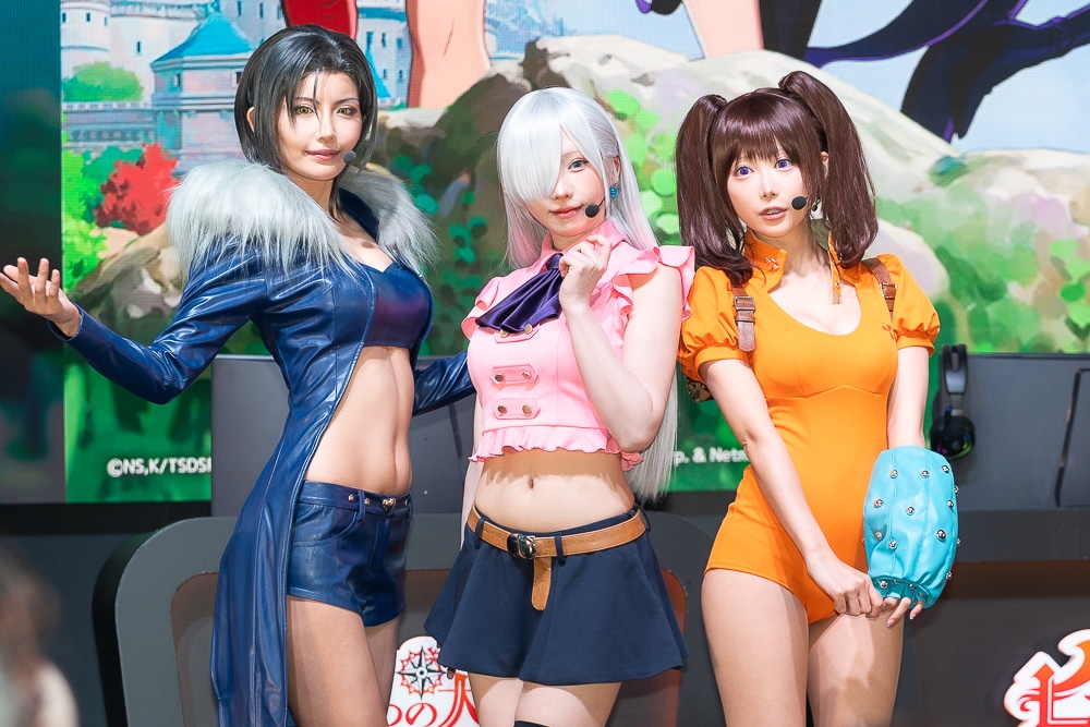えなこ＆篠崎こころ＆南あみが『七つの大罪』コスプレでTGS2025に降臨 | アニメイトタイムズ