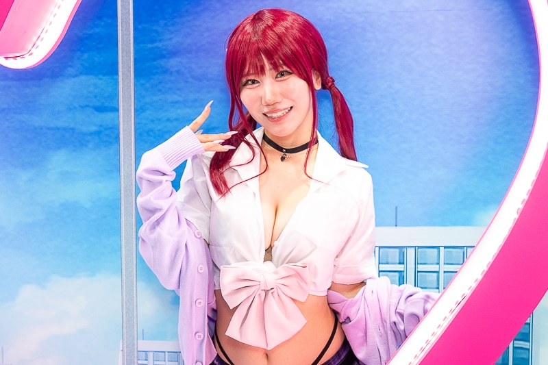 TGS2025のコスプレイヤー＆コンパニオン特集｜セクシーに着崩した制服カノジョが悩殺!?『制服カノジョ3』を「エンターグラム」ブースで発表 | アニメイトタイムズ